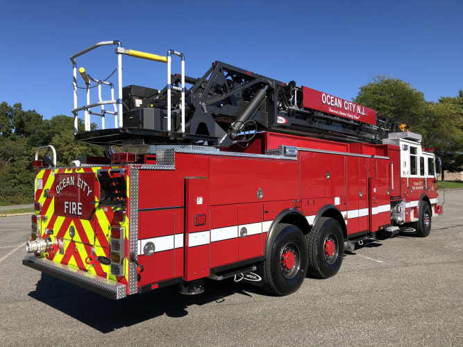 Pierce Fire Truck - Arrow XT 107 Ascendant PUC Aerial Ladder with TAK-3 Independent Rear ...